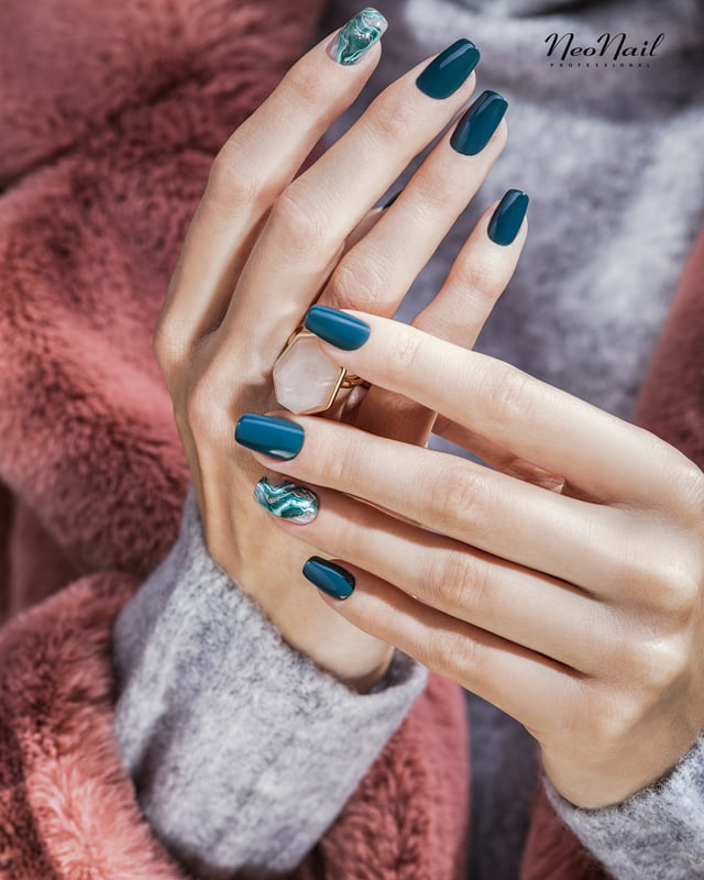 Iconic Lady - NEONAIL