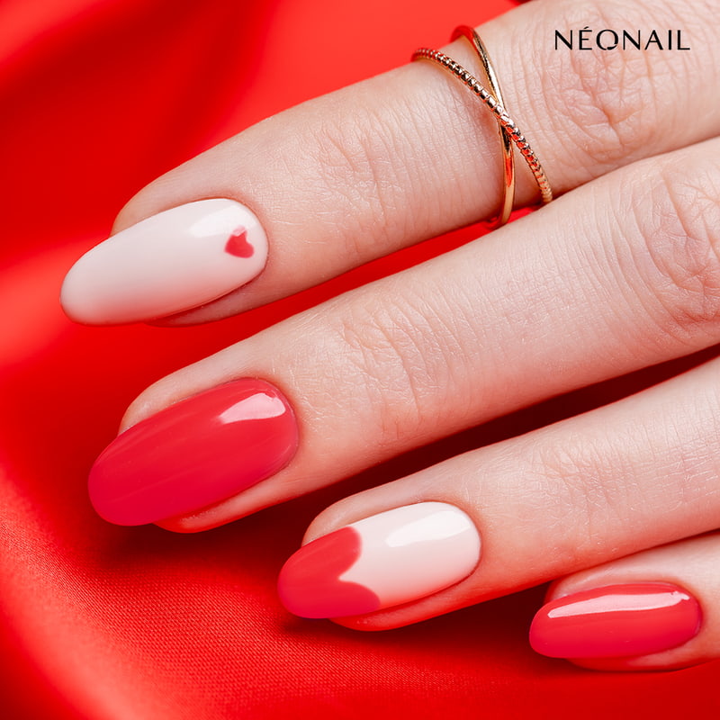 Manucure rouge romantique avec des cœurs - NEONAIL